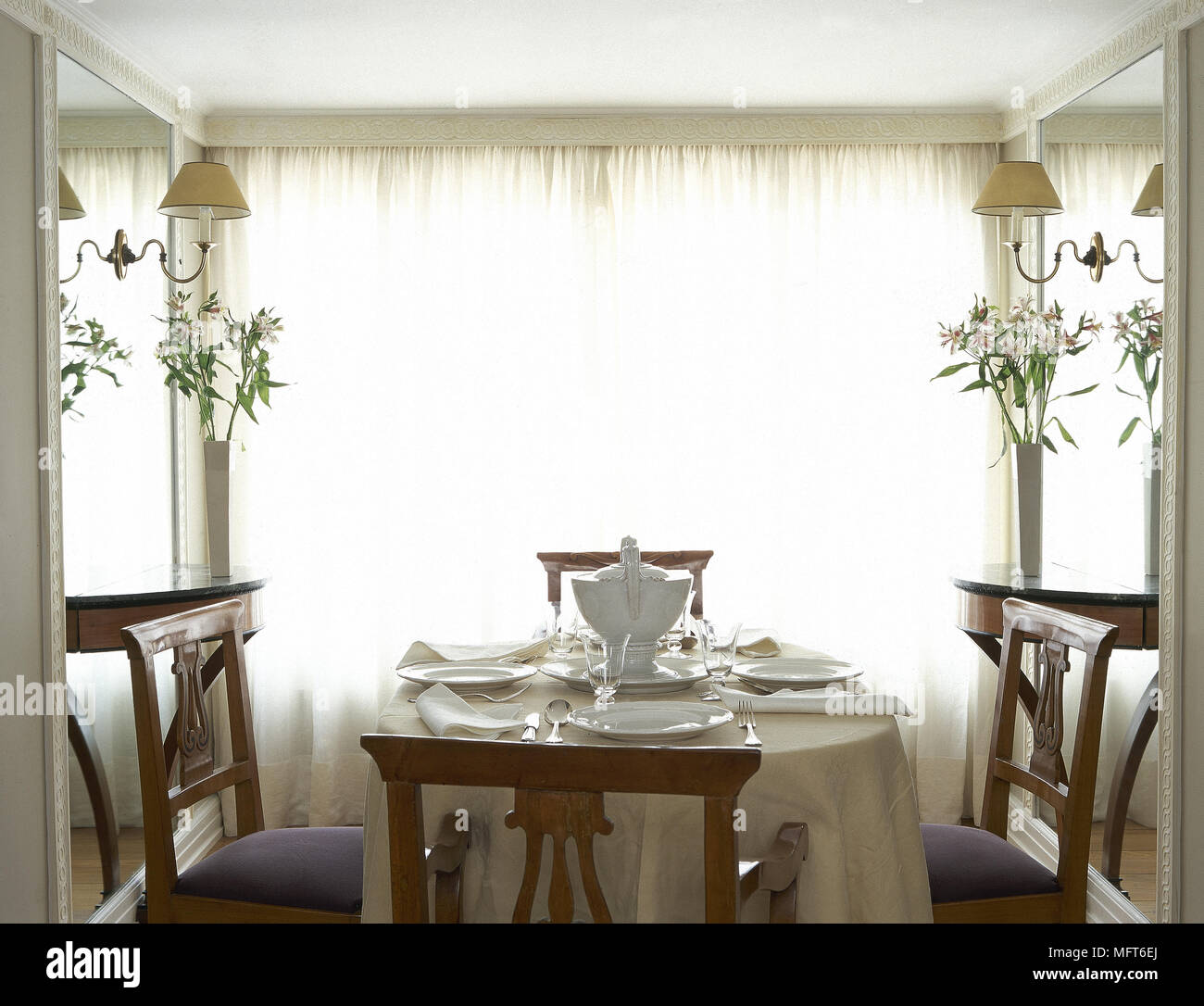 Mirrored recess hi-res stock photography and images - Alamy