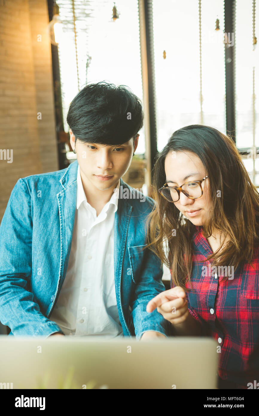 Couples work together hi-res stock photography and images - Alamy