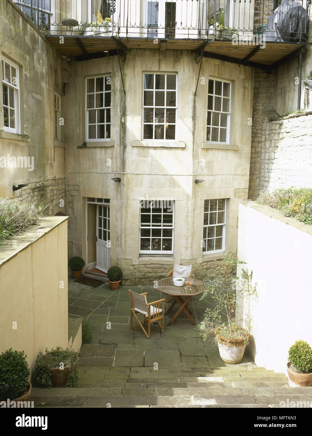 Courtyard garden with paved steps hi-res stock photography and images ...