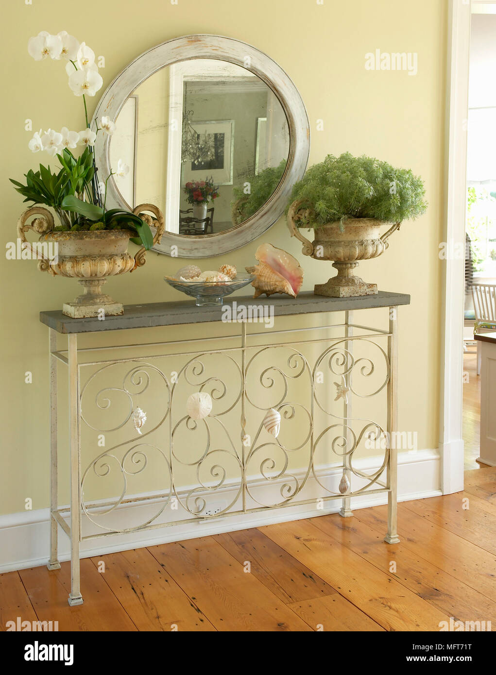 Stone urns hi-res stock photography and images - Alamy