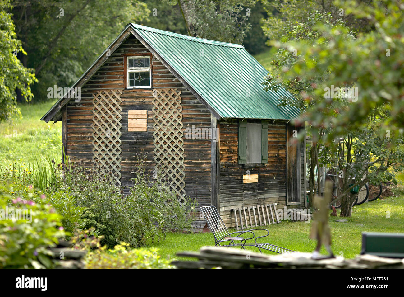 Timber garden shed Stock Photo - Alamy