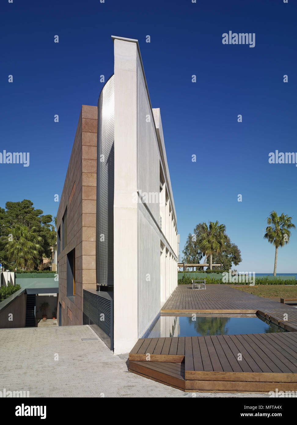 Exterior of new build with decking and swimming pool Stock Photo - Alamy