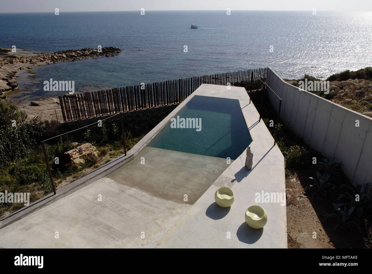 Outside swimming pool seating area hi-res stock photography and images ...