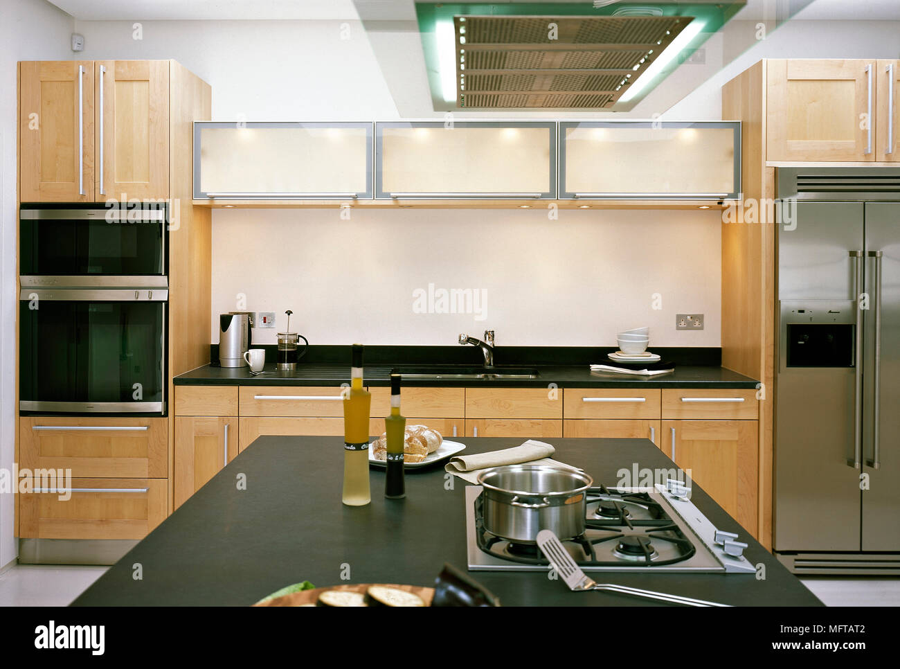 Worktop on central island in open plan kitchen and diner Stock Photo ...