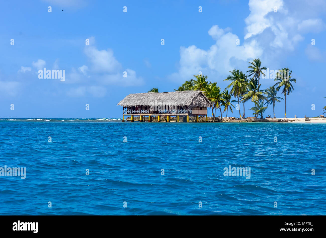 Beautiful lonely beach in caribbean San Blas island, Kuna Yala, Panama ...