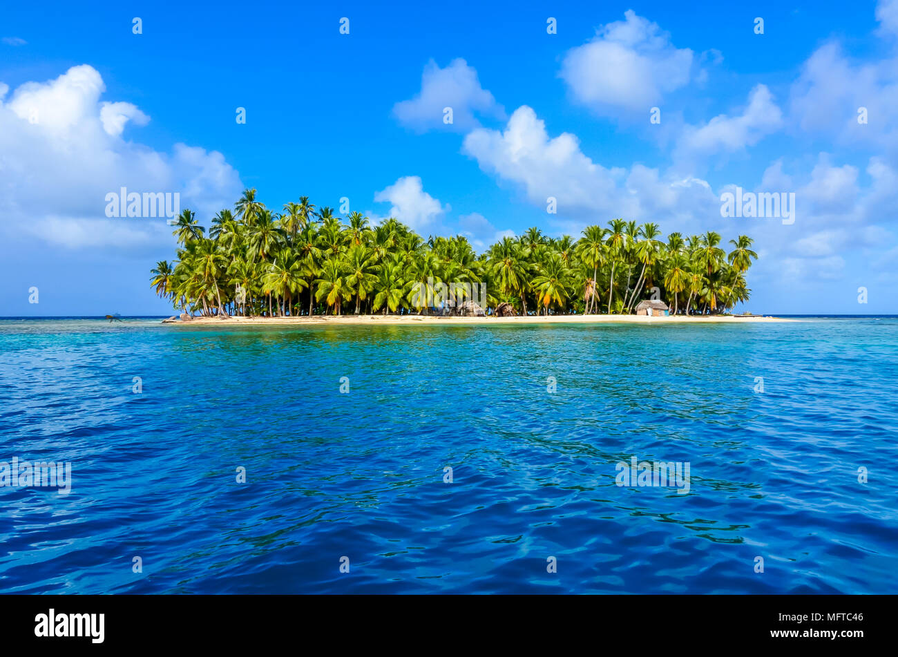 Beautiful lonely beach in caribbean San Blas island, Kuna Yala, Panama ...