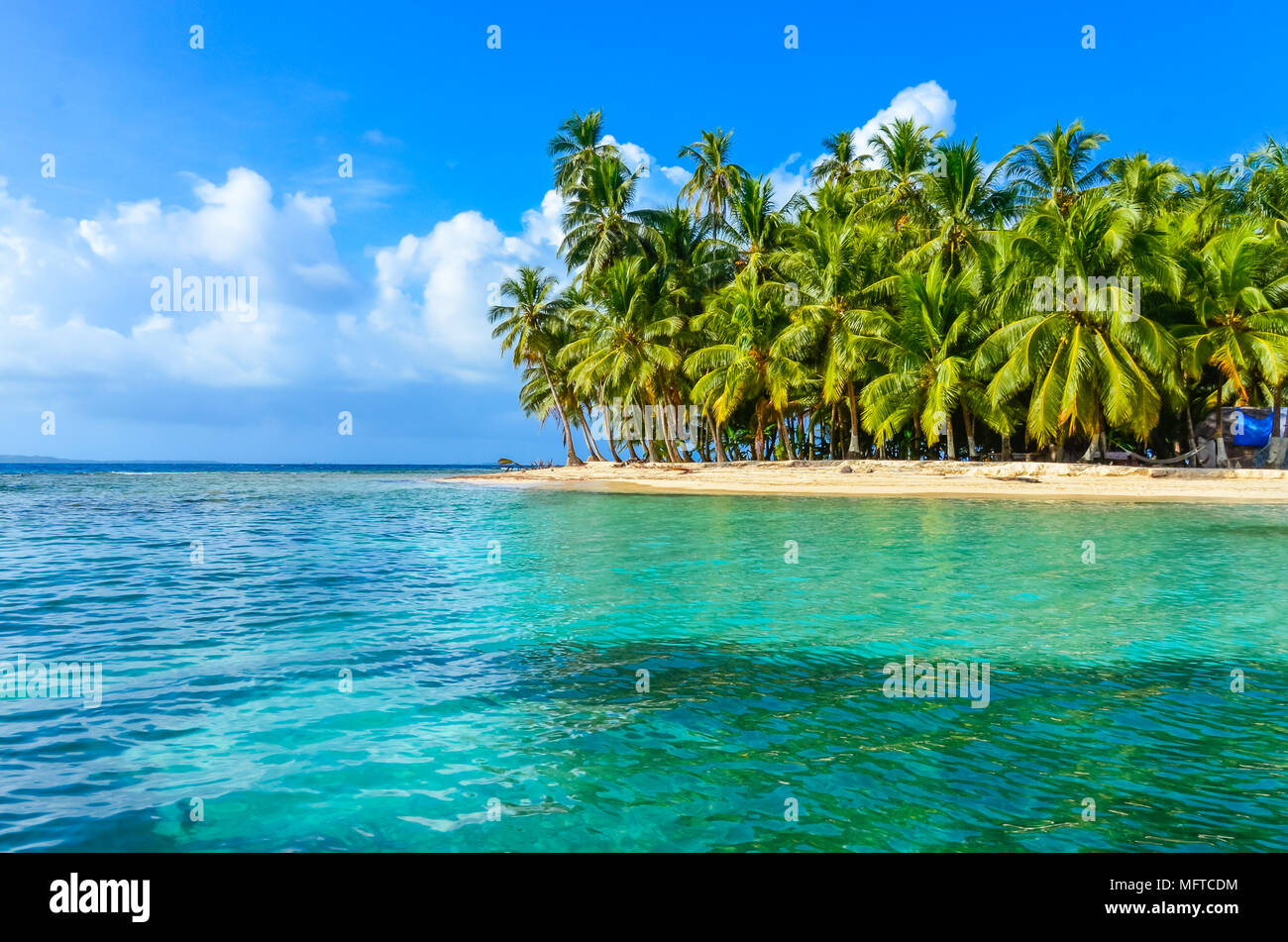 Beautiful lonely beach in caribbean San Blas island, Kuna Yala, Panama ...