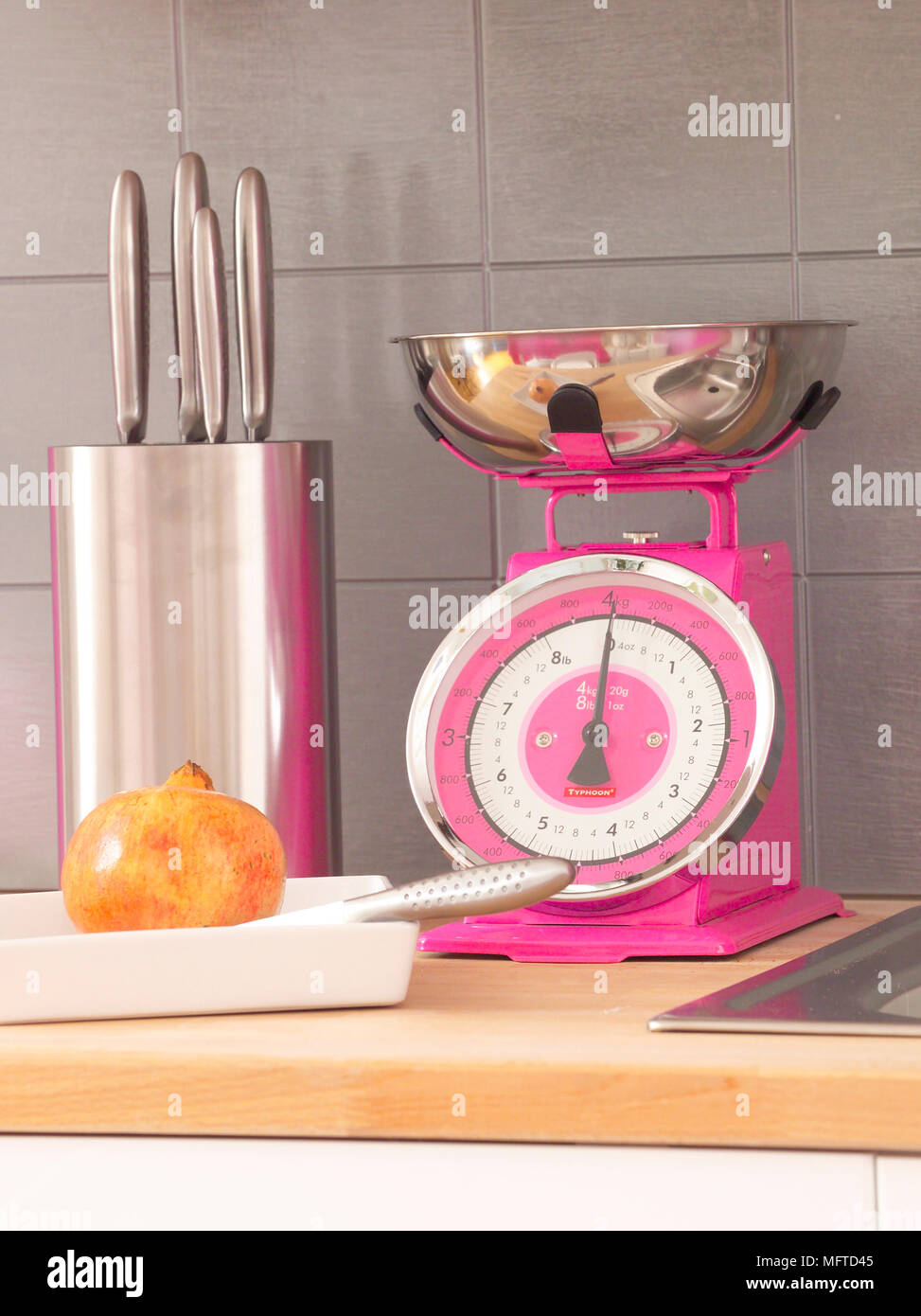 Pink weighing scales and steel knife block Stock Photo - Alamy