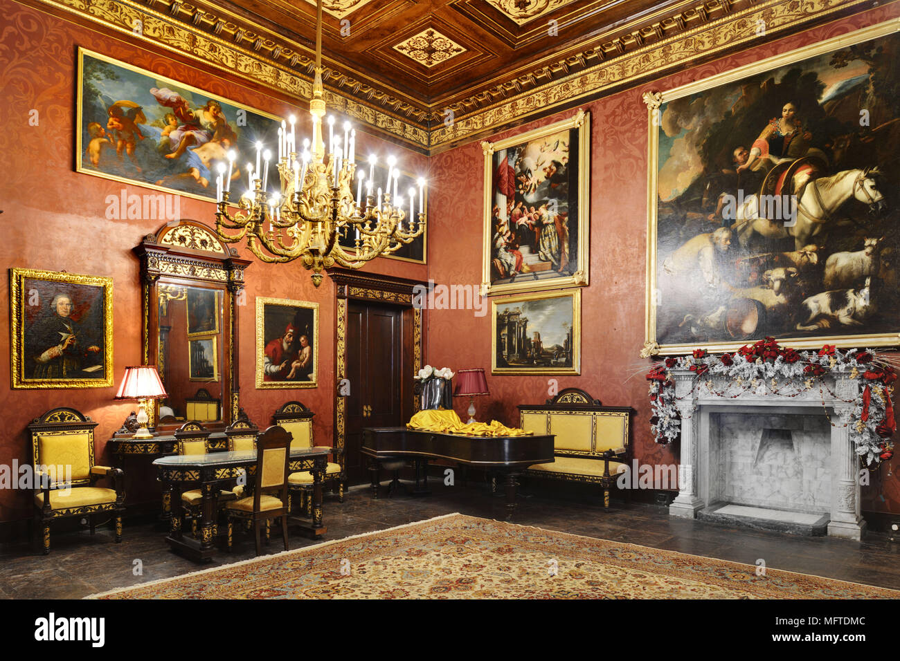 Chandelier above seating in grand ornate room Stock Photo - Alamy