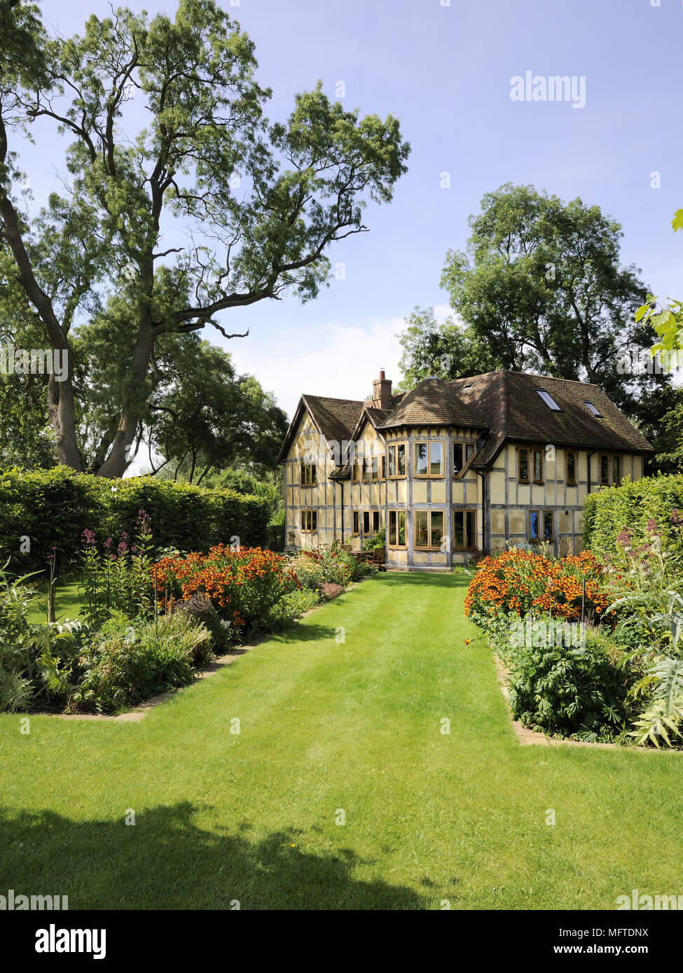 Country style house hi-res stock photography and images - Alamy