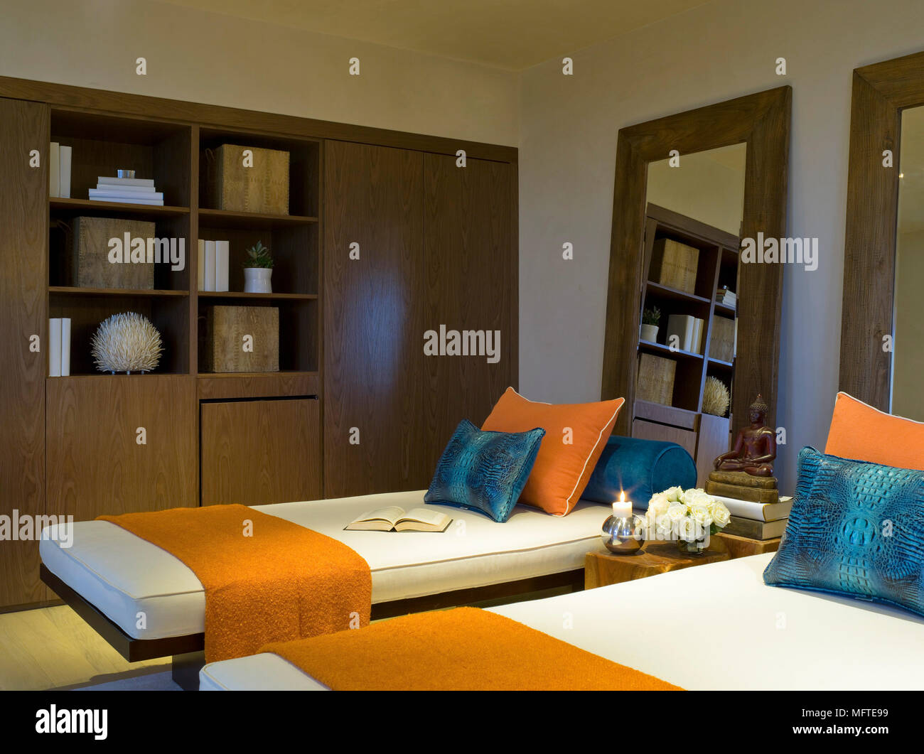 Matching mirrors hi-res stock photography and images - Alamy
