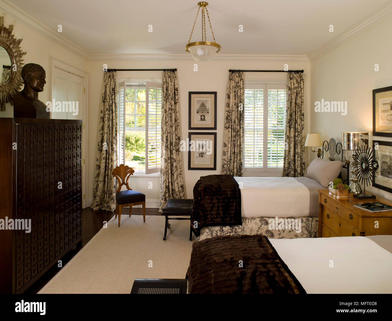 Two single beds in traditional style bedroom Stock Photo - Alamy