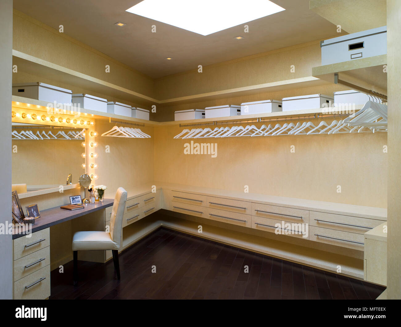 Empty dressing room Stock Photo - Alamy