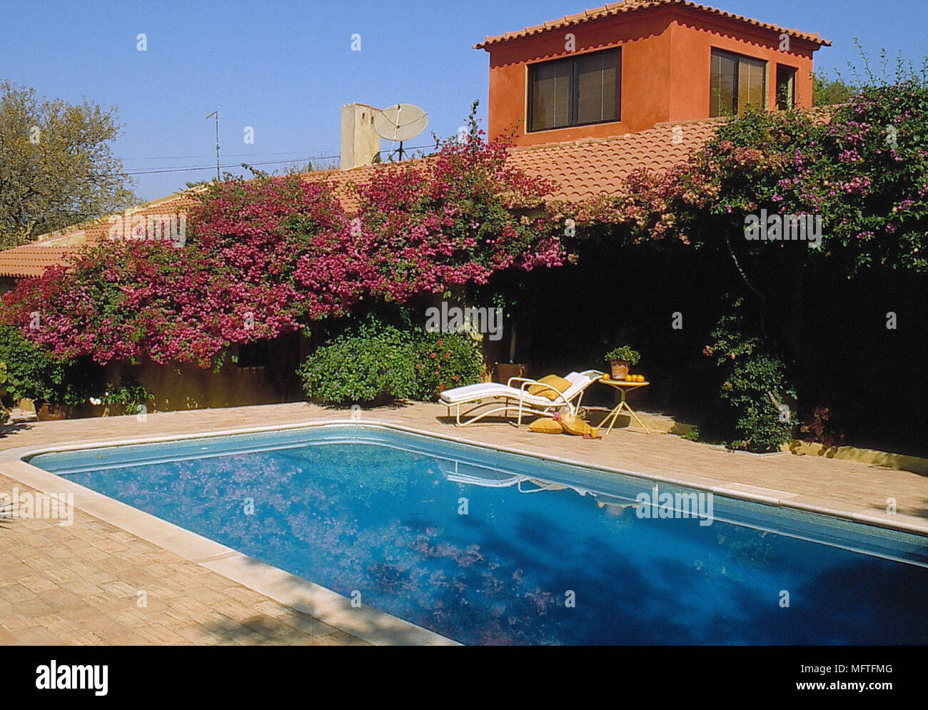 Red painted villa hi-res stock photography and images - Alamy