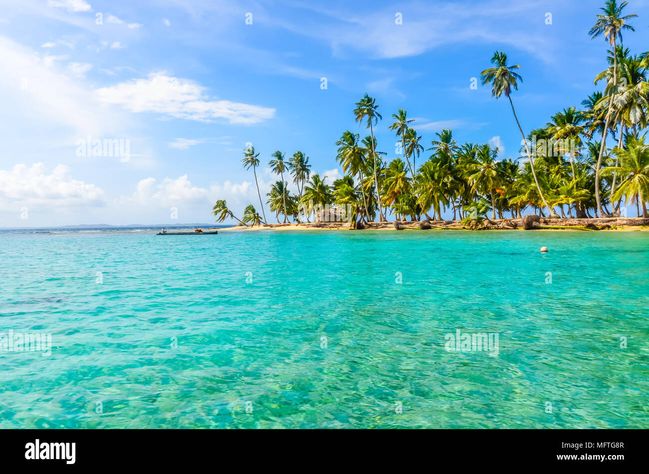 Beautiful lonely beach in caribbean San Blas island, Kuna Yala, Panama ...
