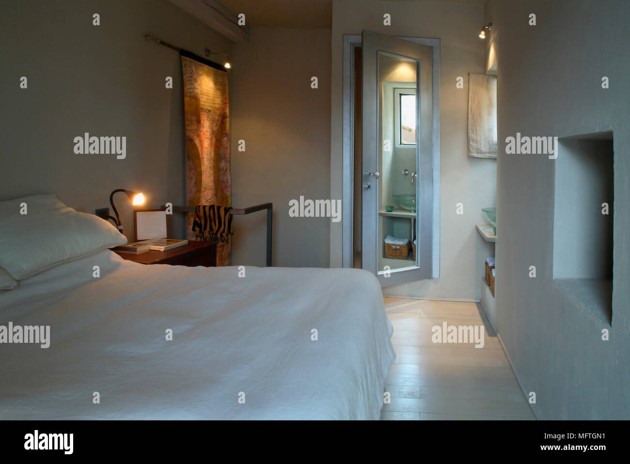 Dimly lit floor hi-res stock photography and images - Alamy