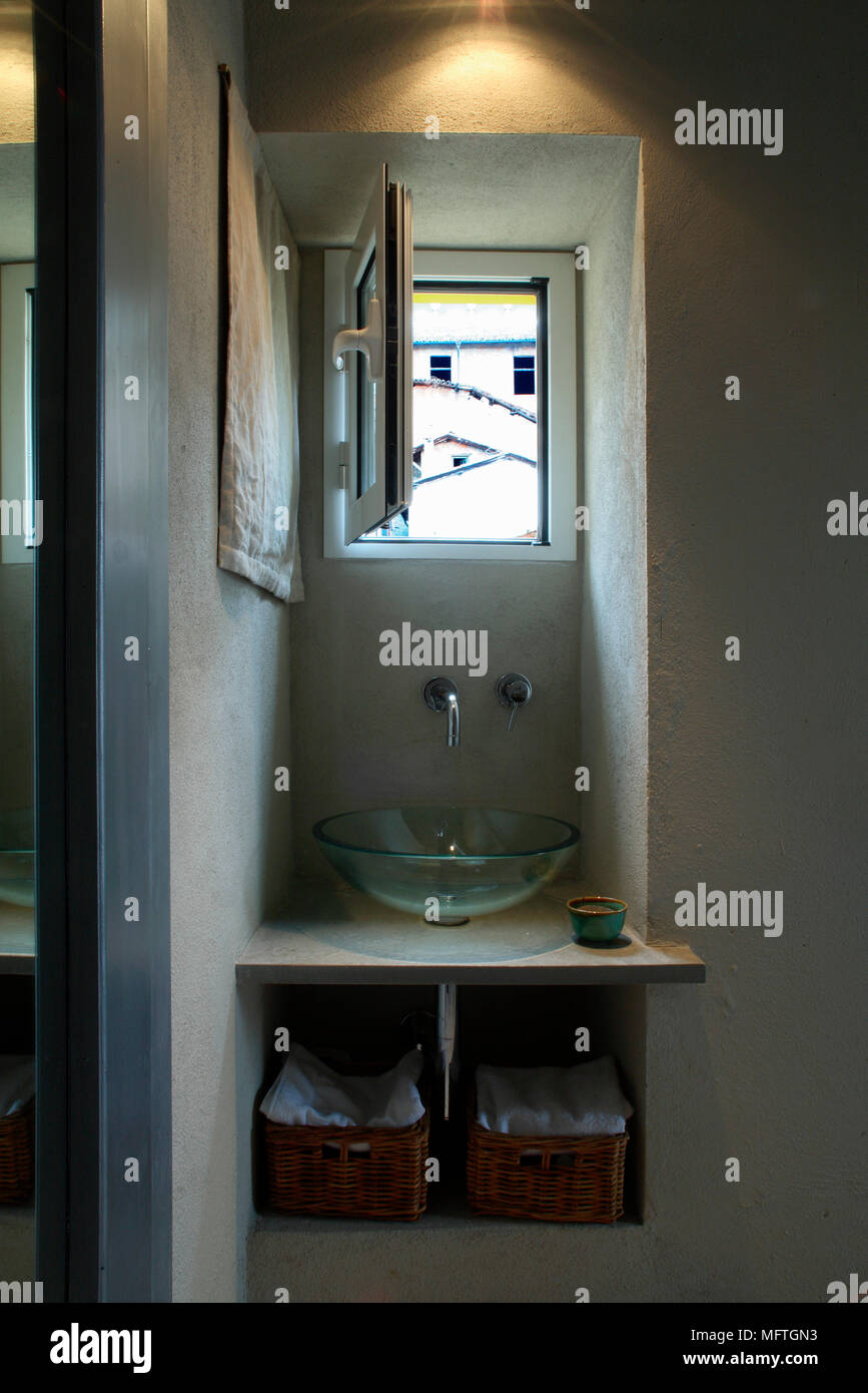 Dimly lit bathroom hi-res stock photography and images - Alamy