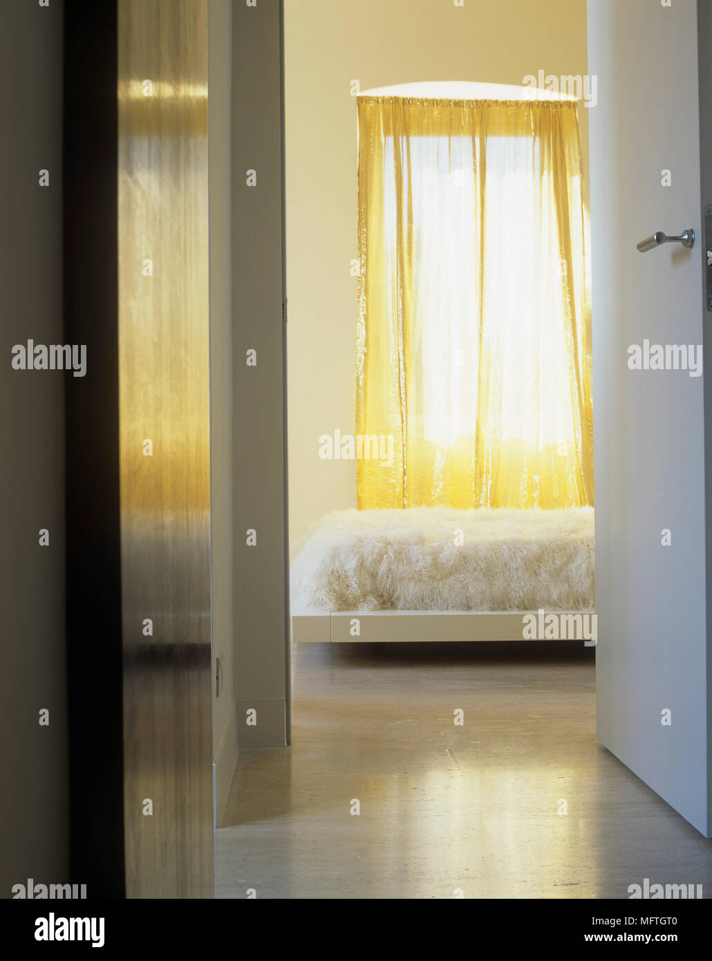 Open door to bedroom hi-res stock photography and images - Alamy