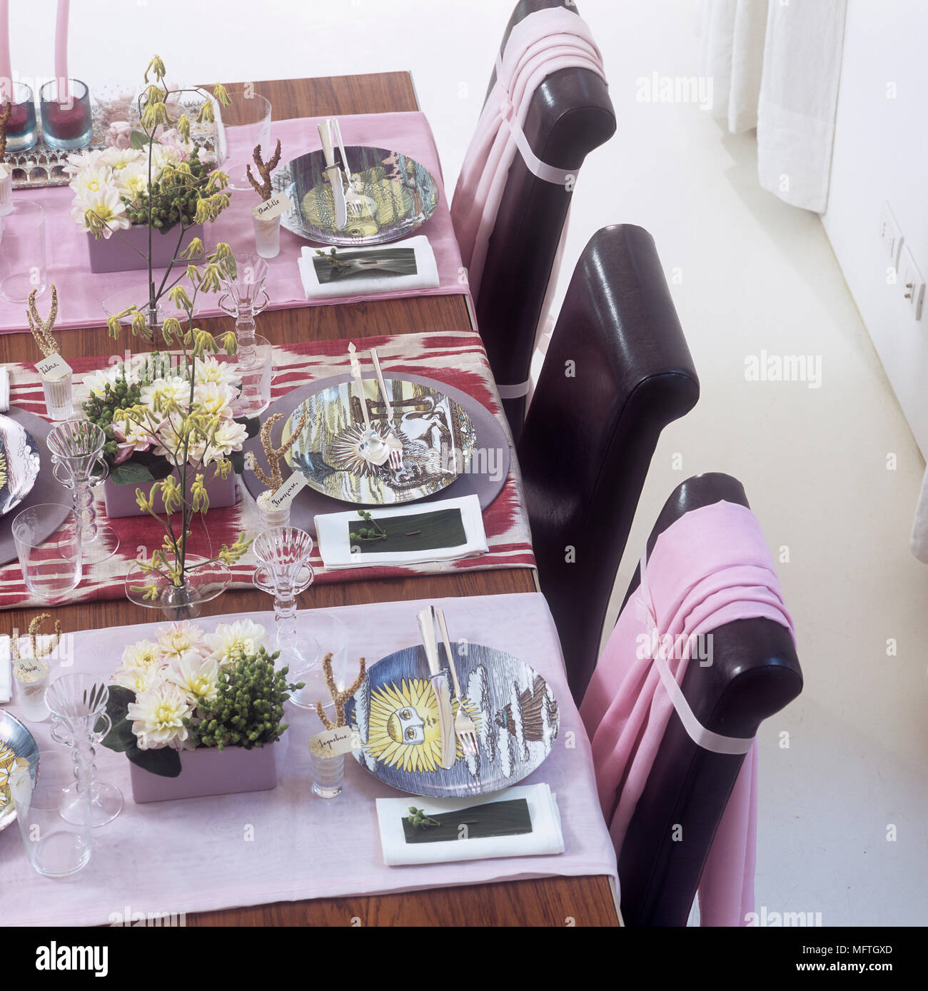 Table setting with pink and red theme and flower centrepiece Stock ...