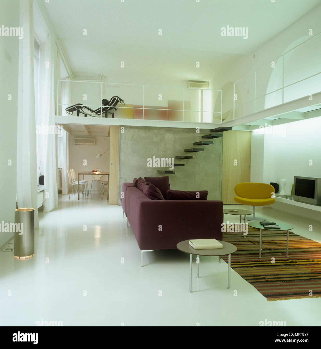 Mezzanine floor hi-res stock photography and images - Alamy