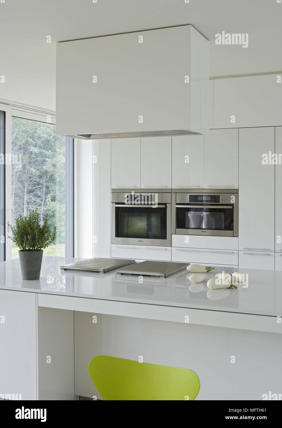 Central island unit in spacious modern kitchen Stock Photo - Alamy