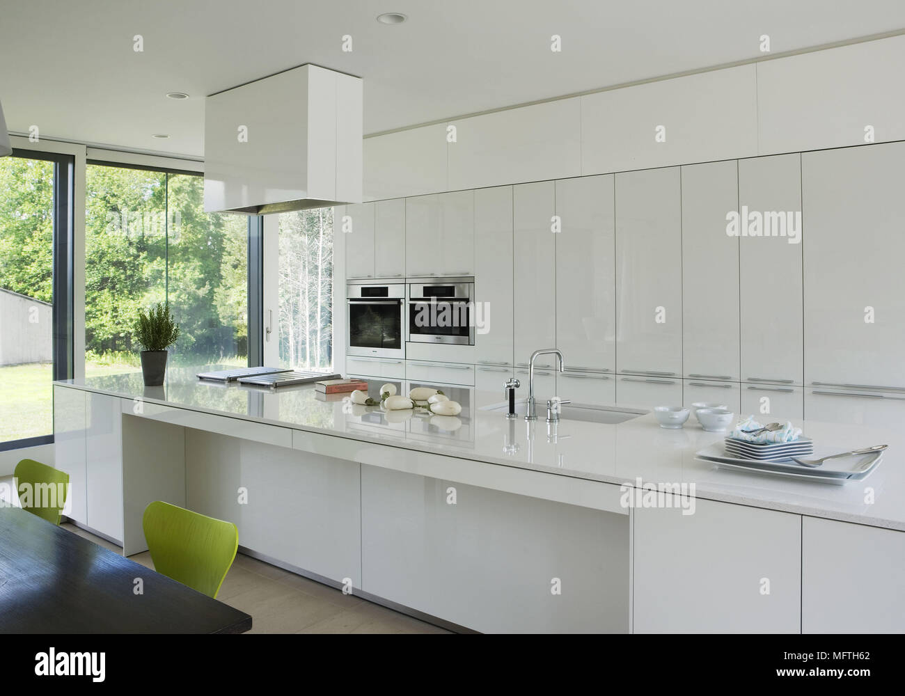 Central island unit in spacious modern kitchen Stock Photo - Alamy