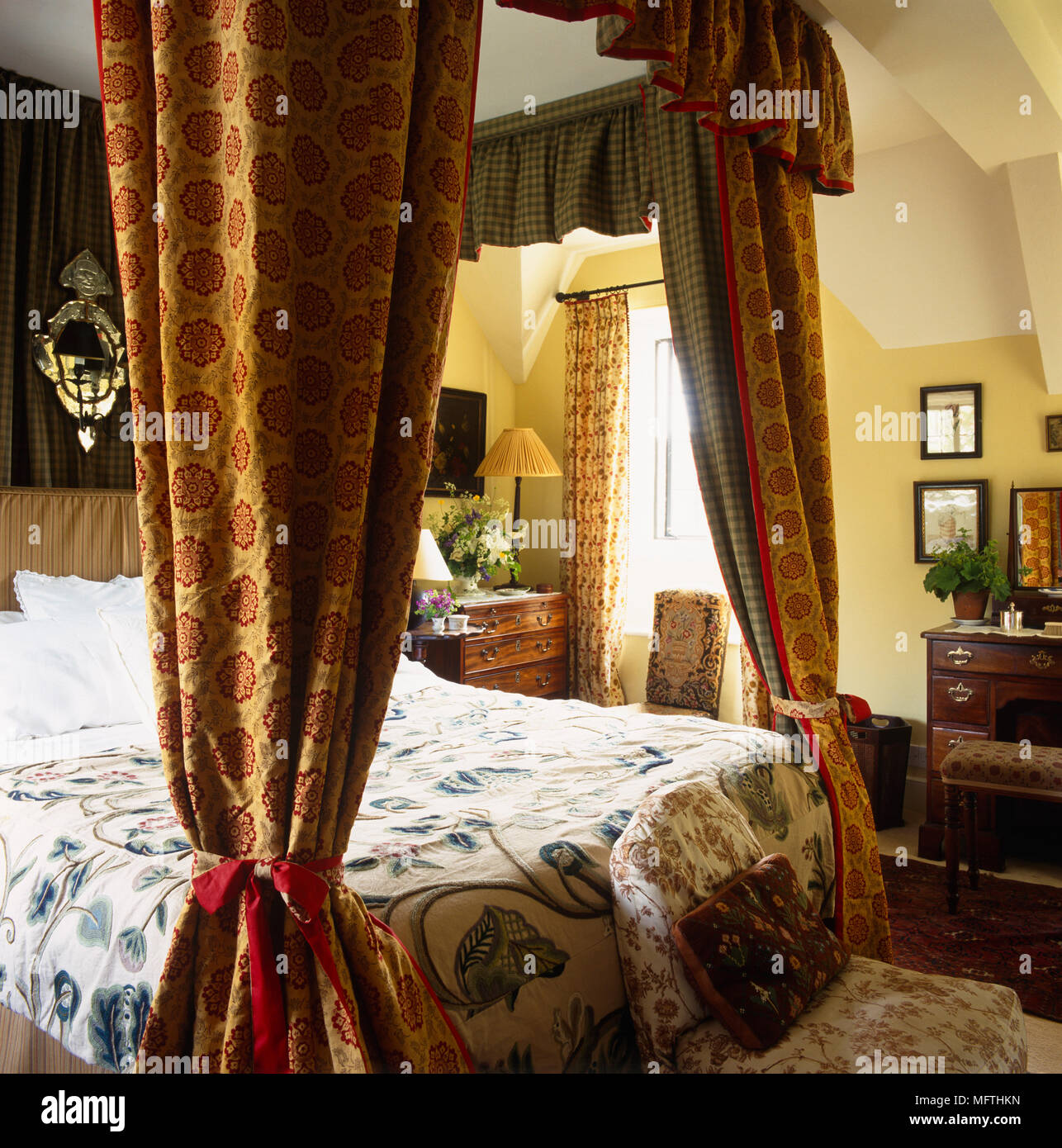 Four poster bed with canopy in traditional style bedroom Stock Photo ...