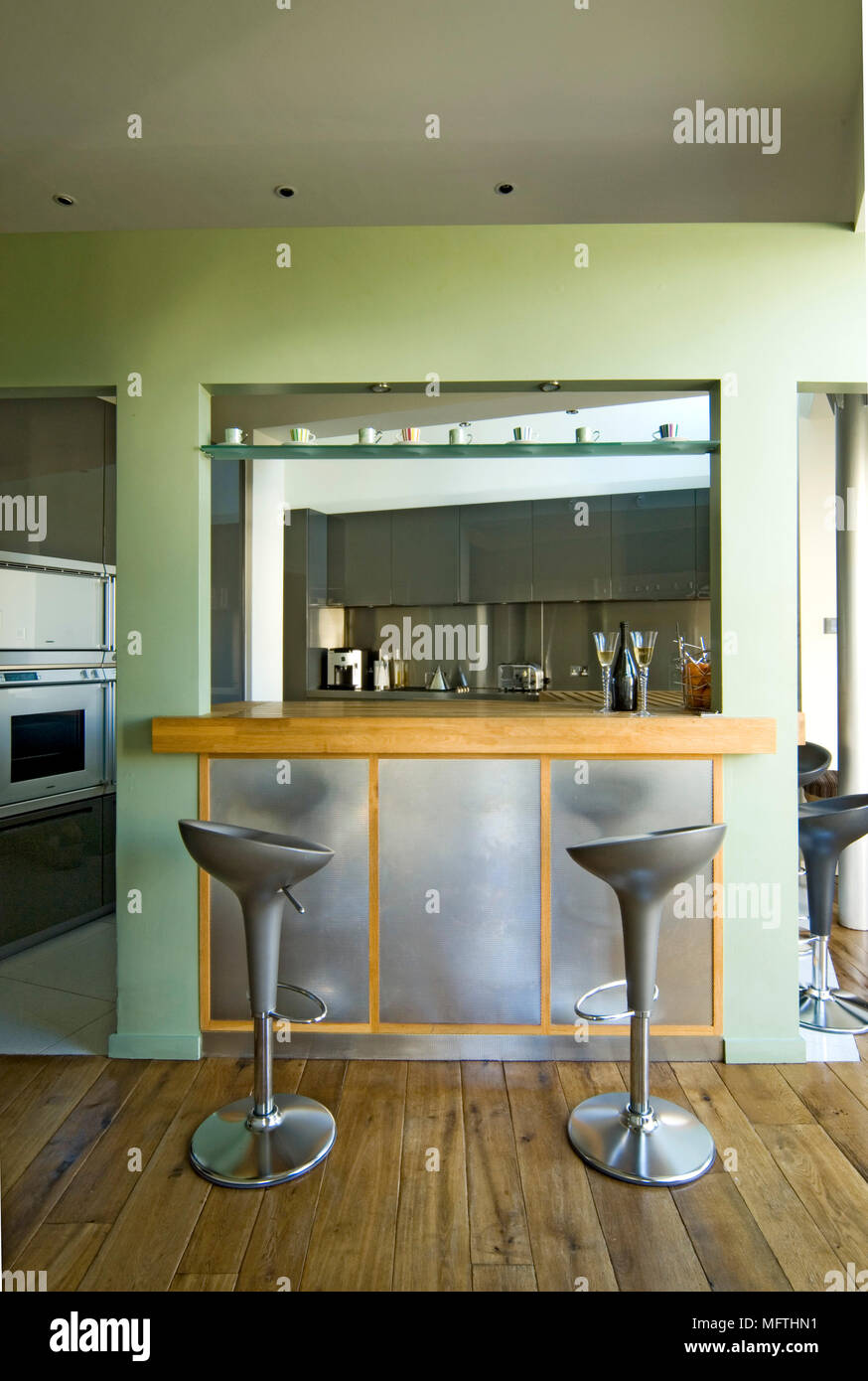 Kitchen hatch hi-res stock photography and images - Alamy