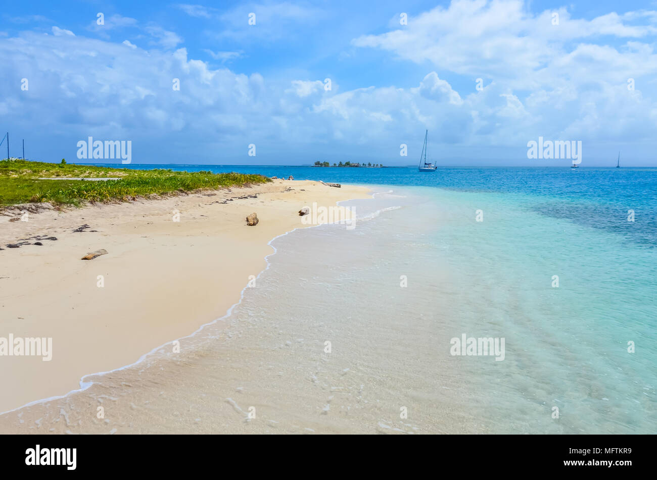 Beautiful lonely beach in caribbean San Blas island, Kuna Yala, Panama ...