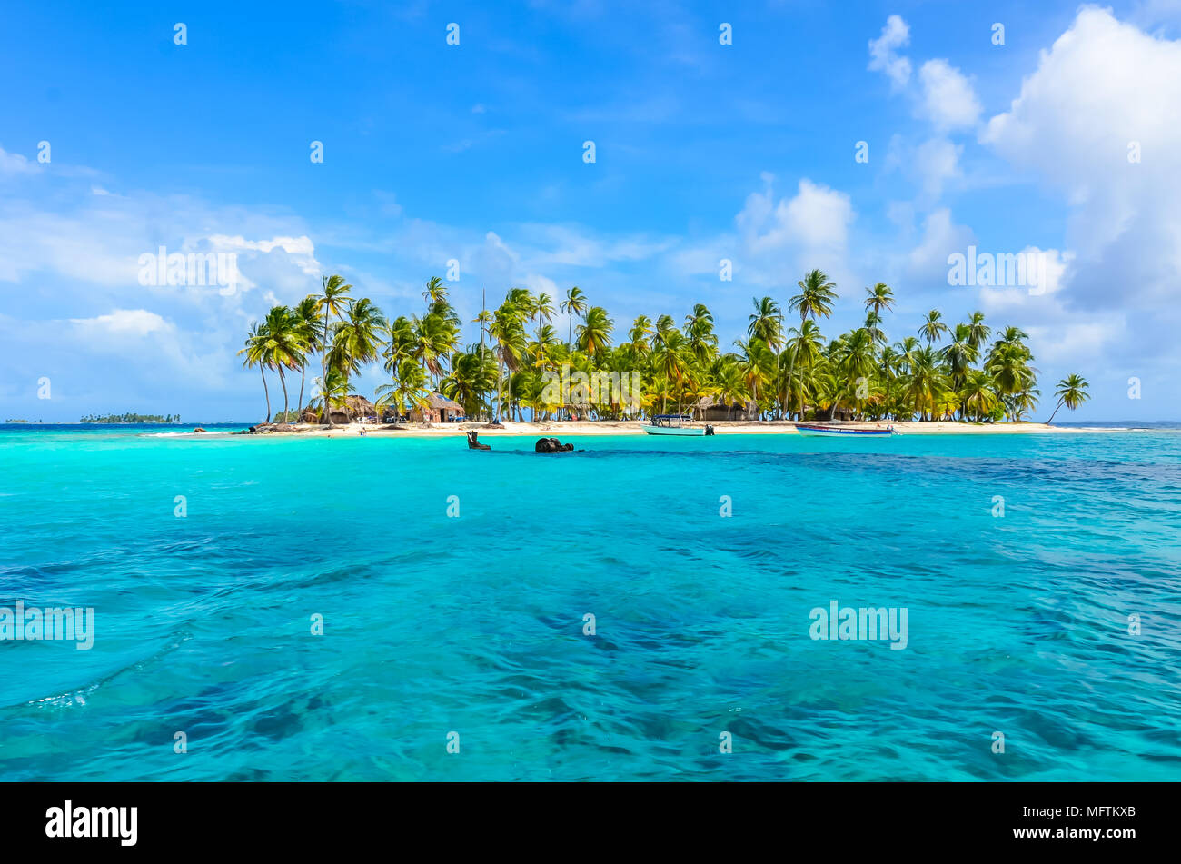 Beautiful lonely beach in caribbean San Blas island, Kuna Yala, Panama ...