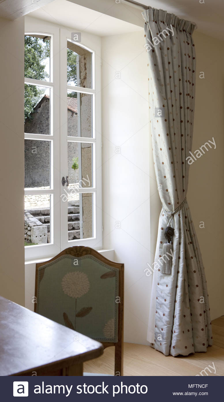 Full Length Curtains Stock Photos & Full Length Curtains Stock Images ...