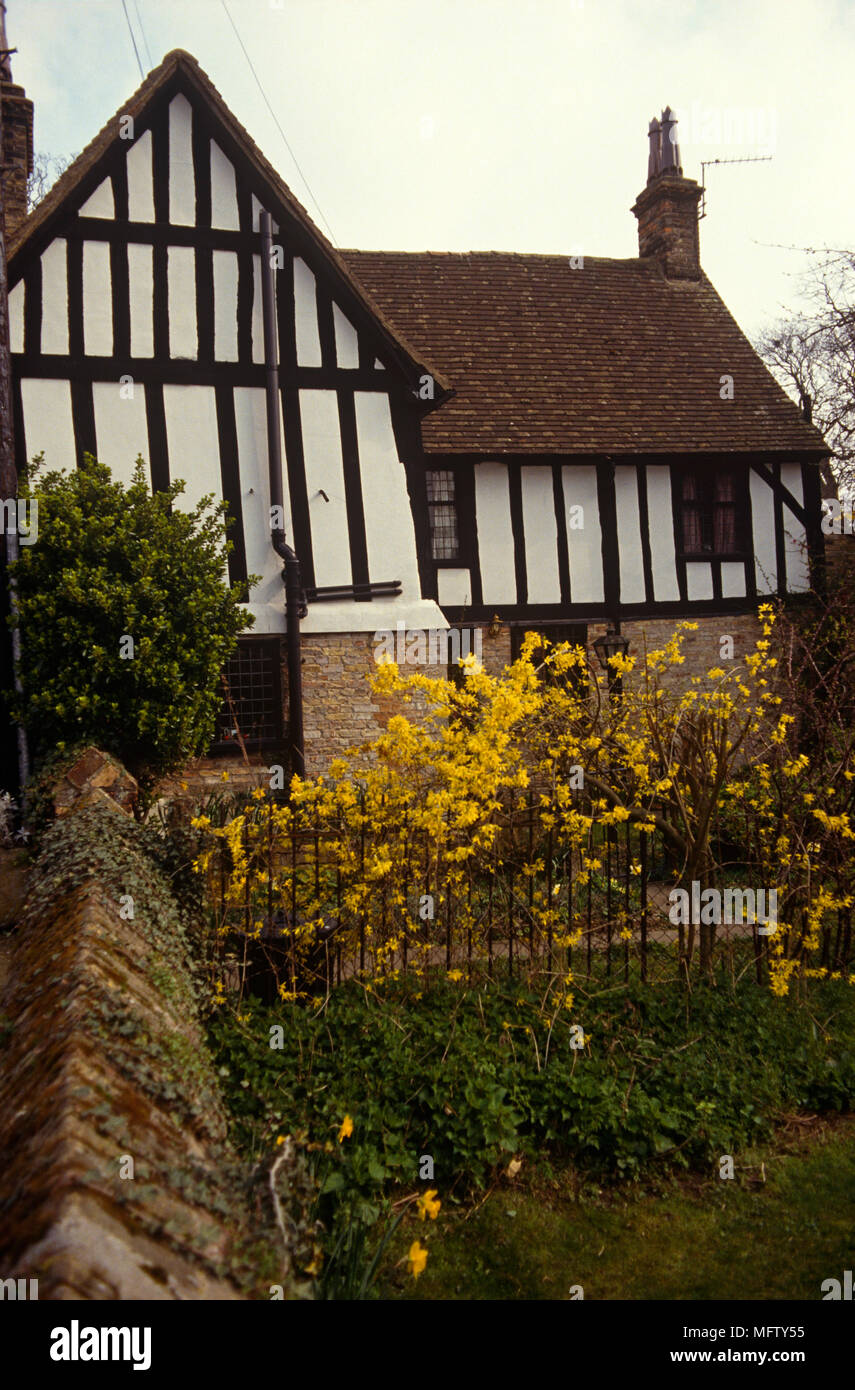 Tudor country house hi-res stock photography and images - Alamy