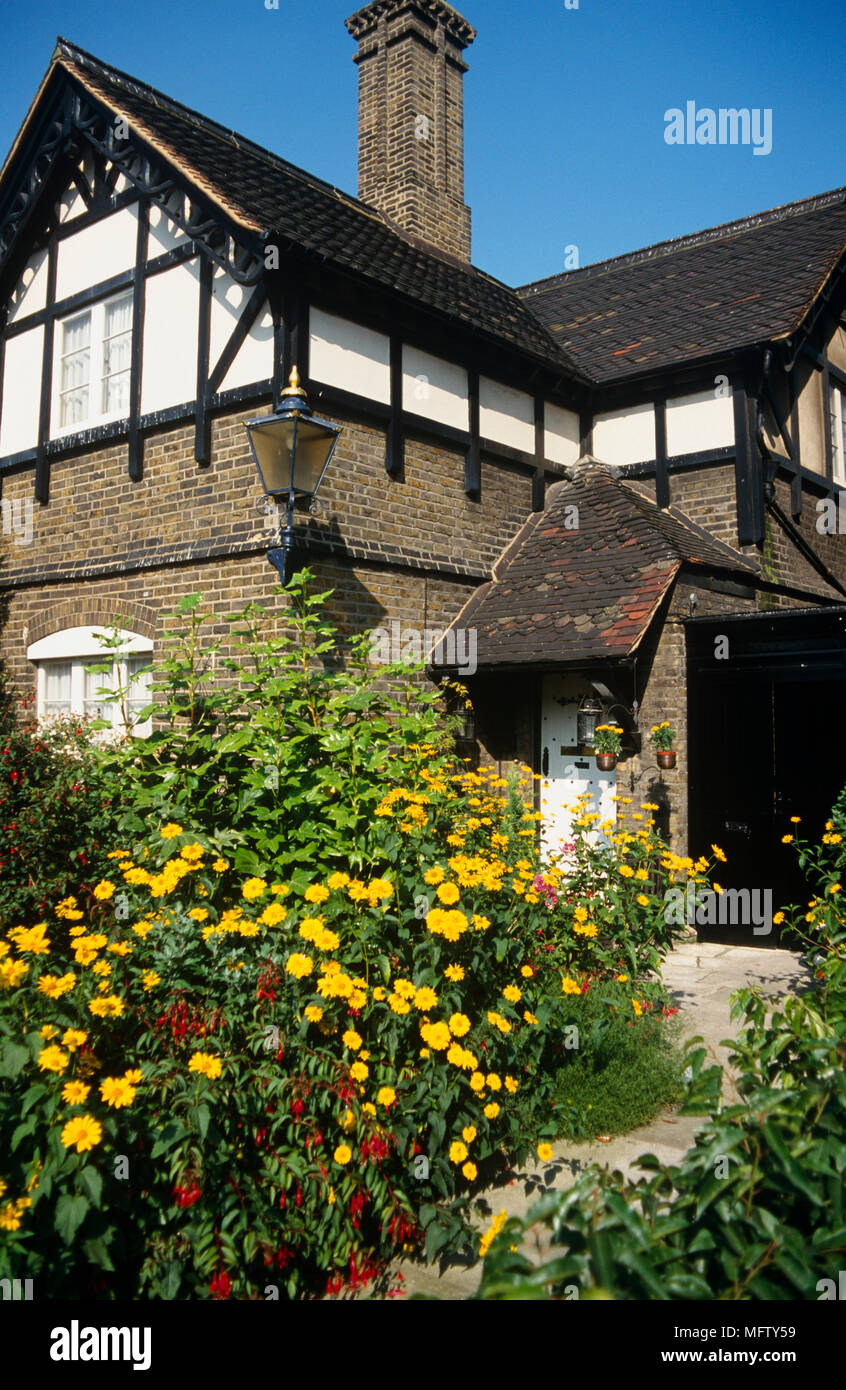 Mock tudor style house hi-res stock photography and images - Alamy