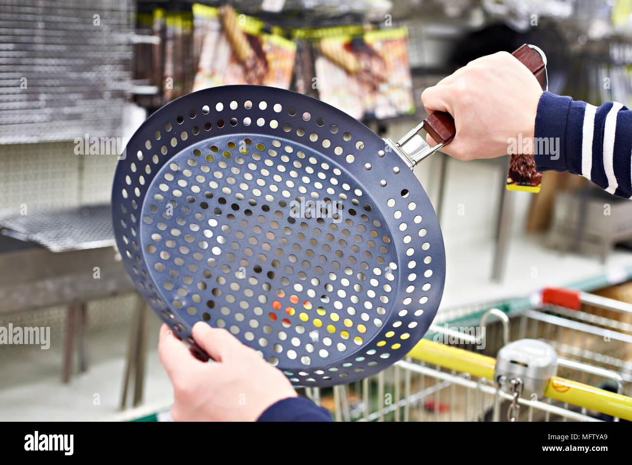 Buyer sell hi-res stock photography and images - Alamy