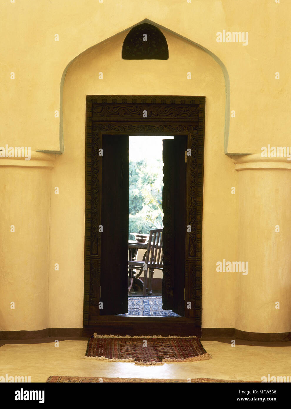 Arch over doorway hi-res stock photography and images - Alamy