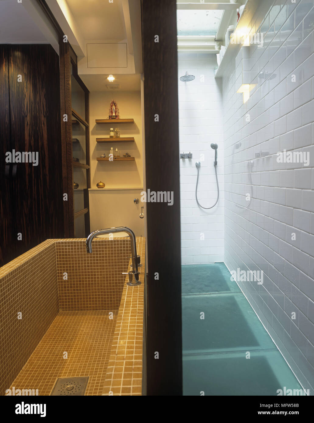 Tiled bath hi-res stock photography and images - Alamy