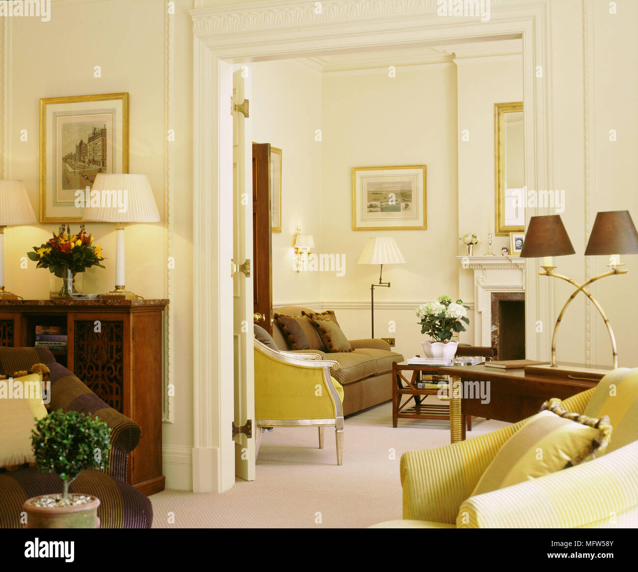 Traditional cream sitting room double room period furniture Stock Photo ...
