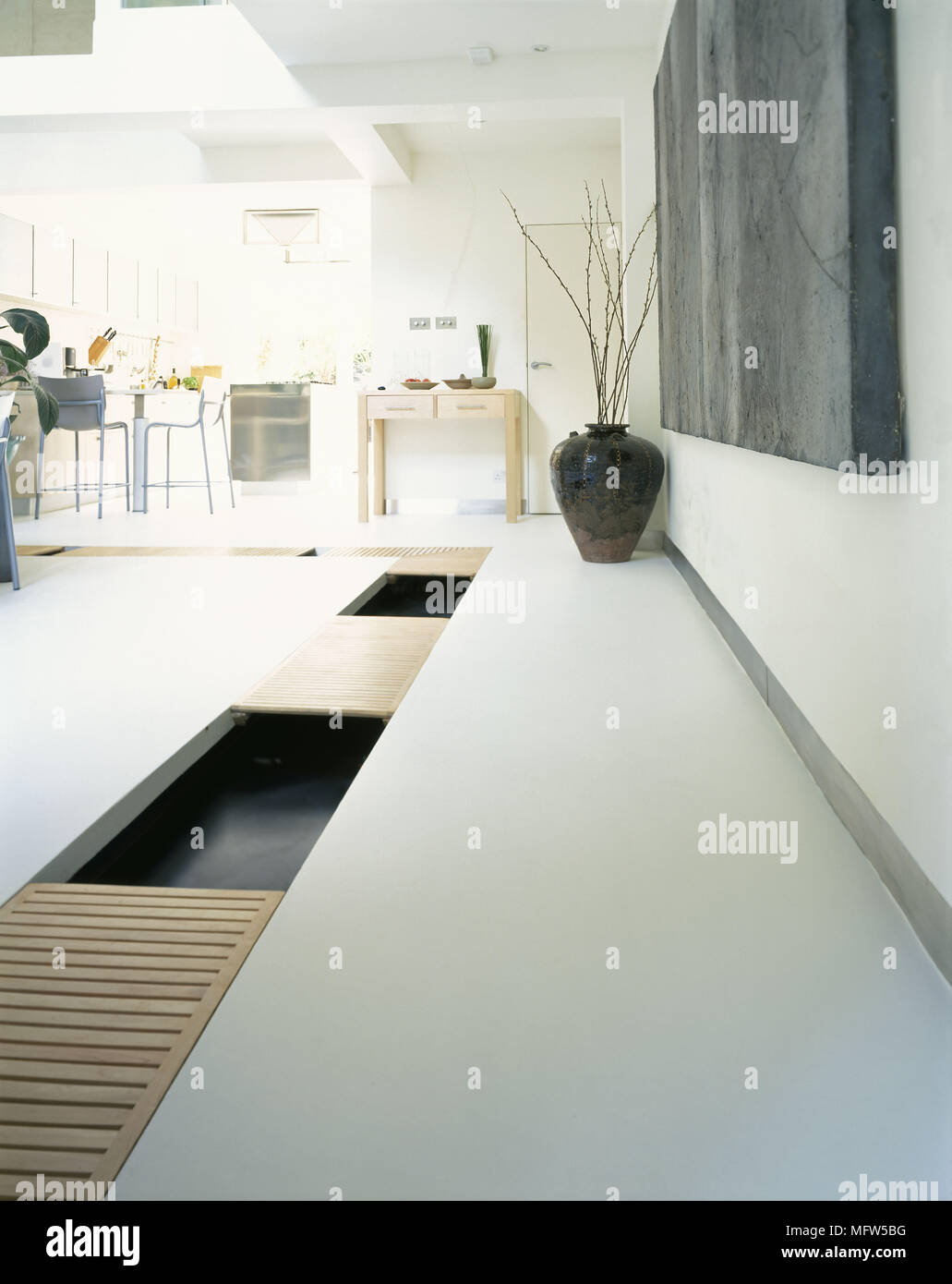 White minimalist room hi-res stock photography and images - Alamy