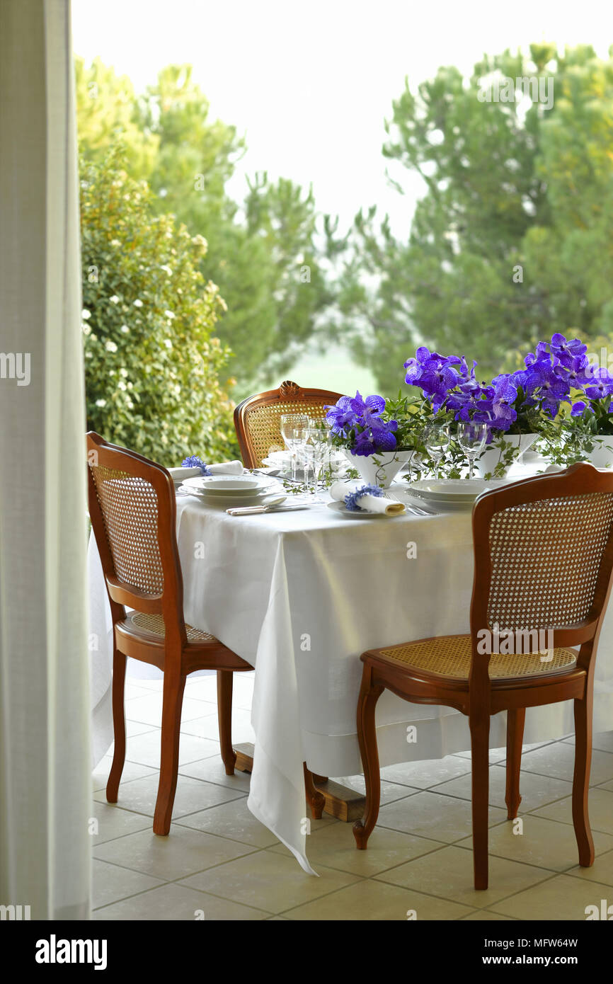 Floor settings hi-res stock photography and images - Alamy