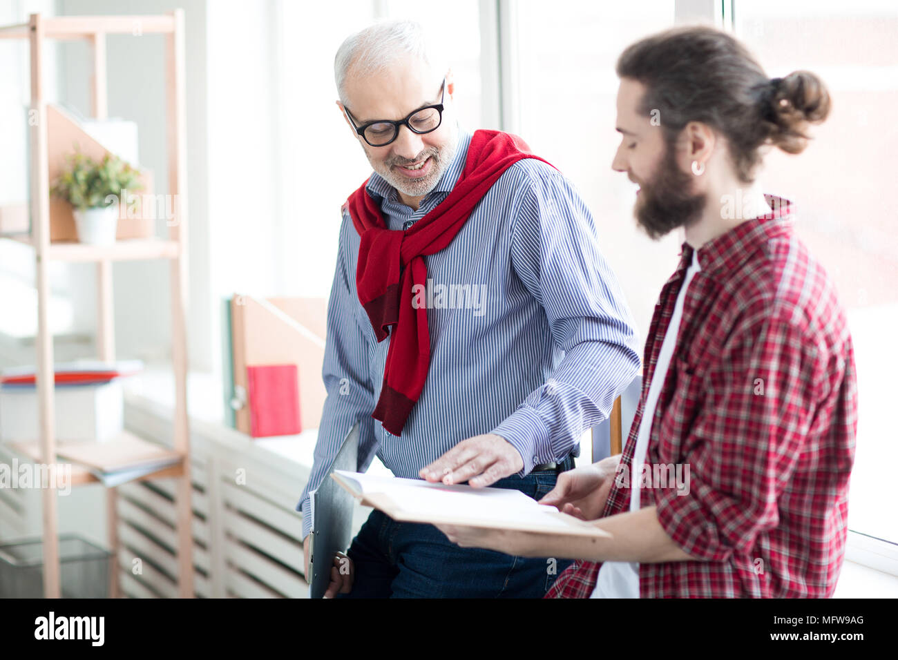 Helping businesspeople hi-res stock photography and images - Alamy