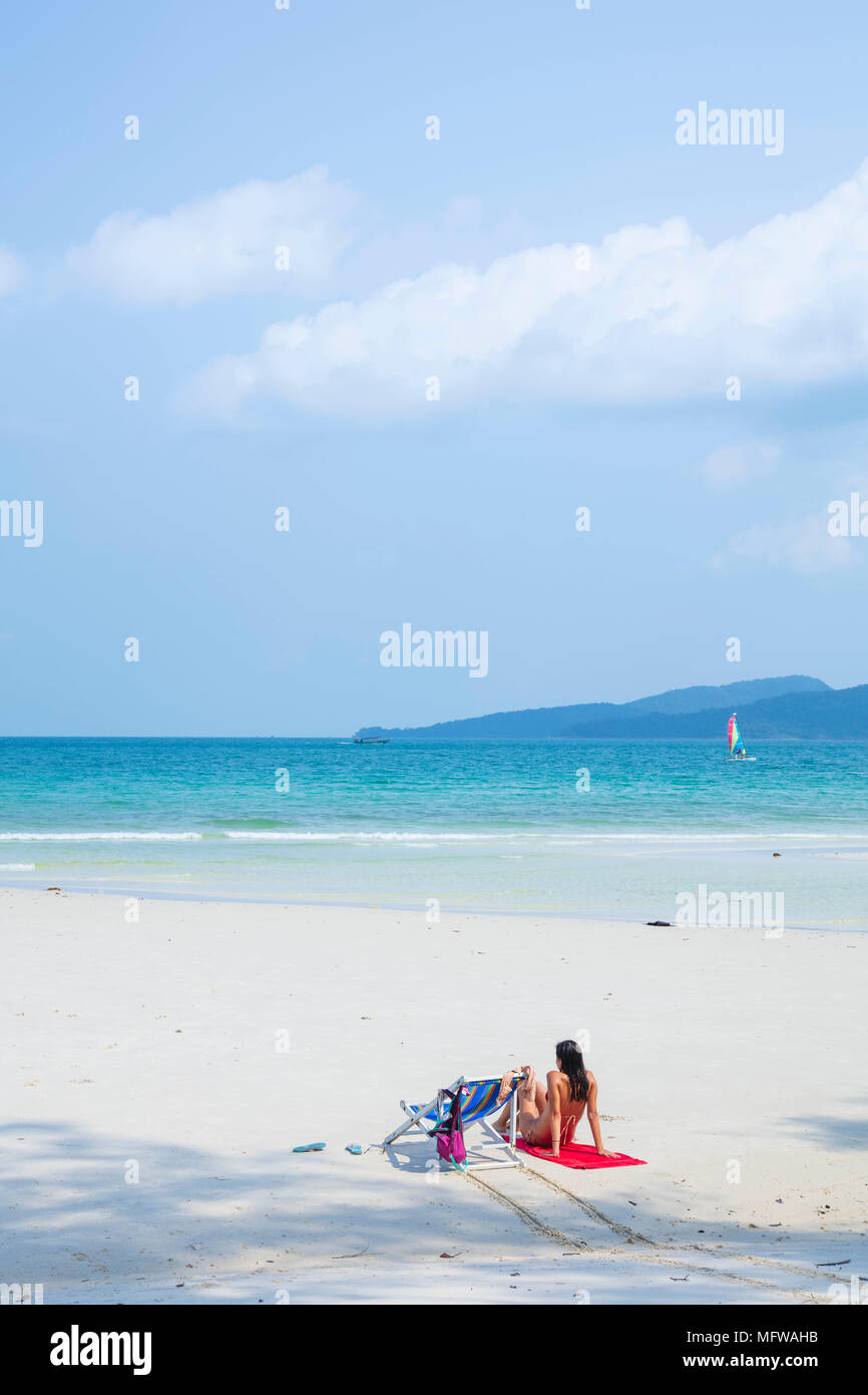 Travellers relaxing on Long Set beach on Koh Rong island in Cambodia ...