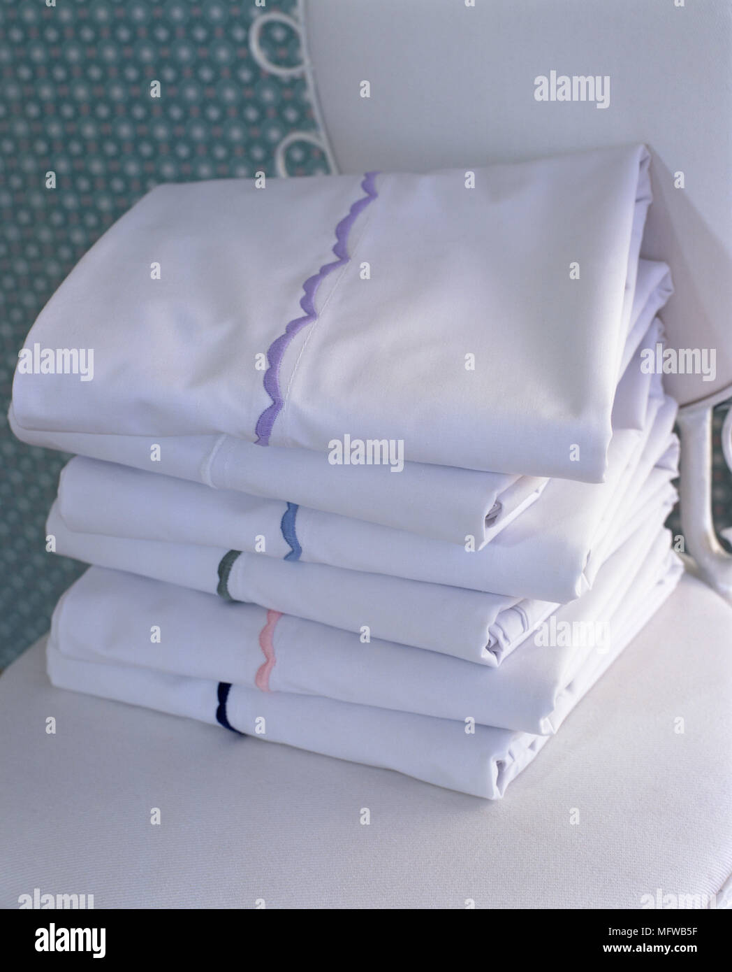 Pile of white bed linen on shelf Stock Photo - Alamy