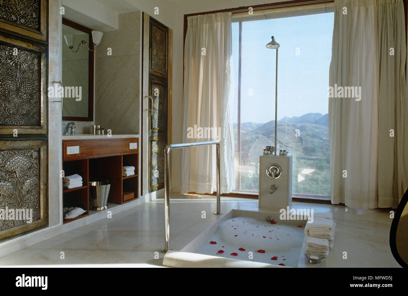 Bathroom with sunken bathtub hi-res stock photography and images - Alamy