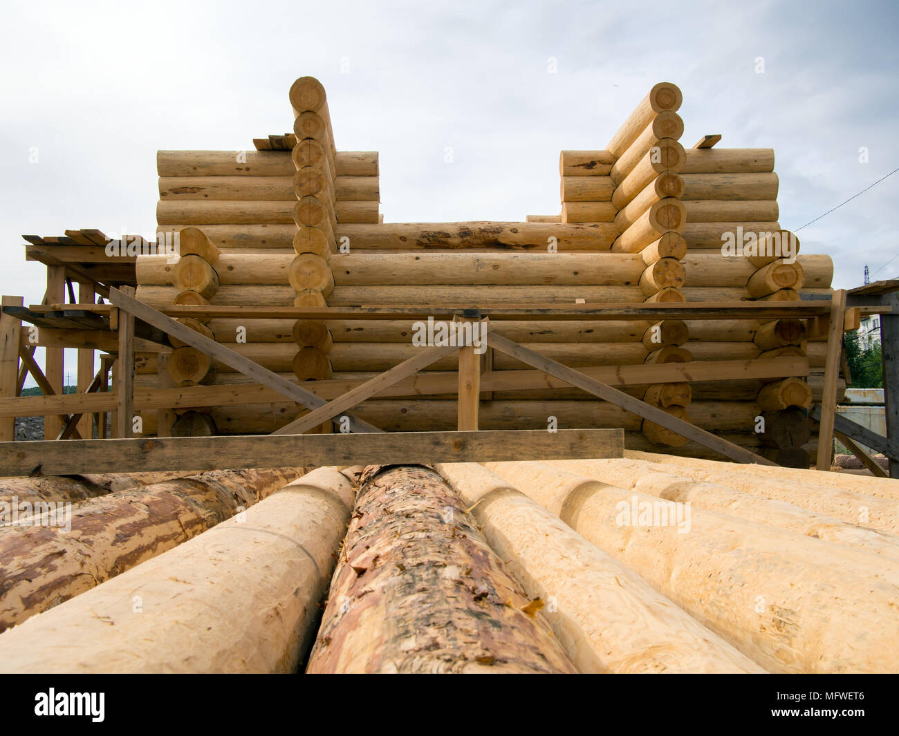 The process of building a wooden log house Stock Photo - Alamy