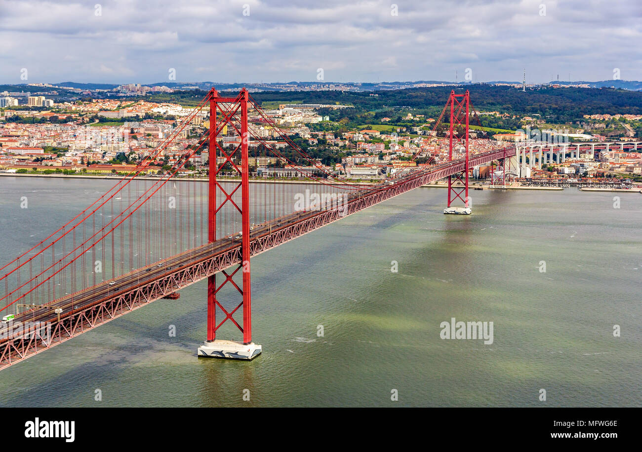 25 april bridge steel suspension hi-res stock photography and images ...