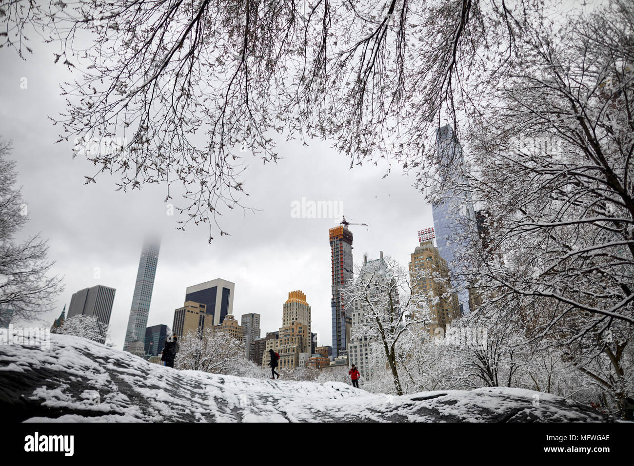 New york central park snow skyline hi-res stock photography and images ...
