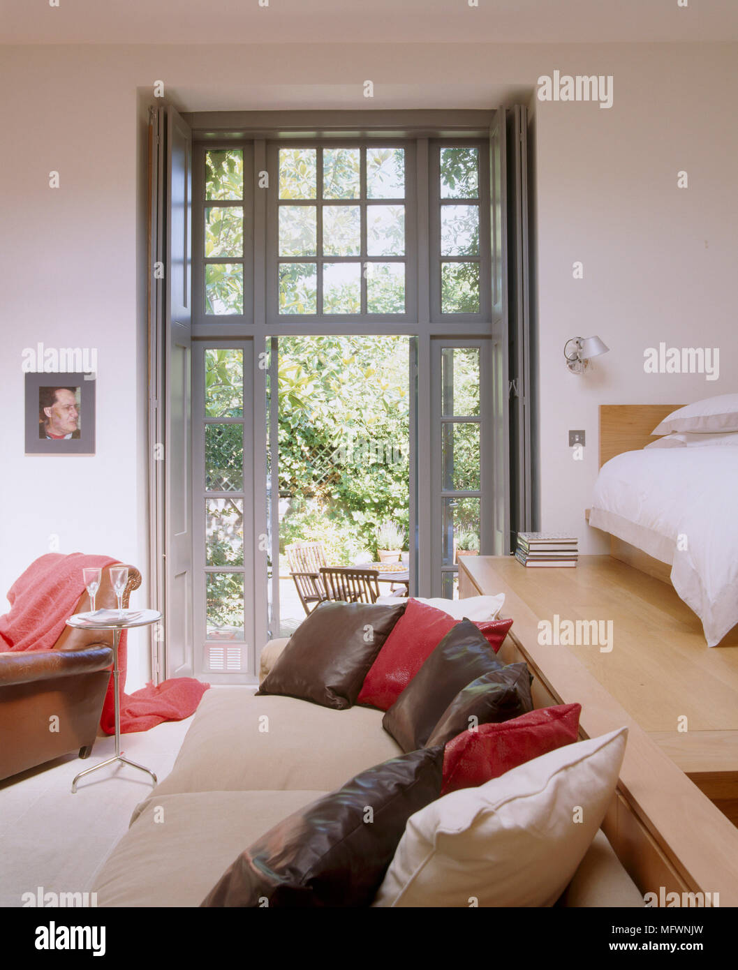 Split level living room hi-res stock photography and images - Alamy