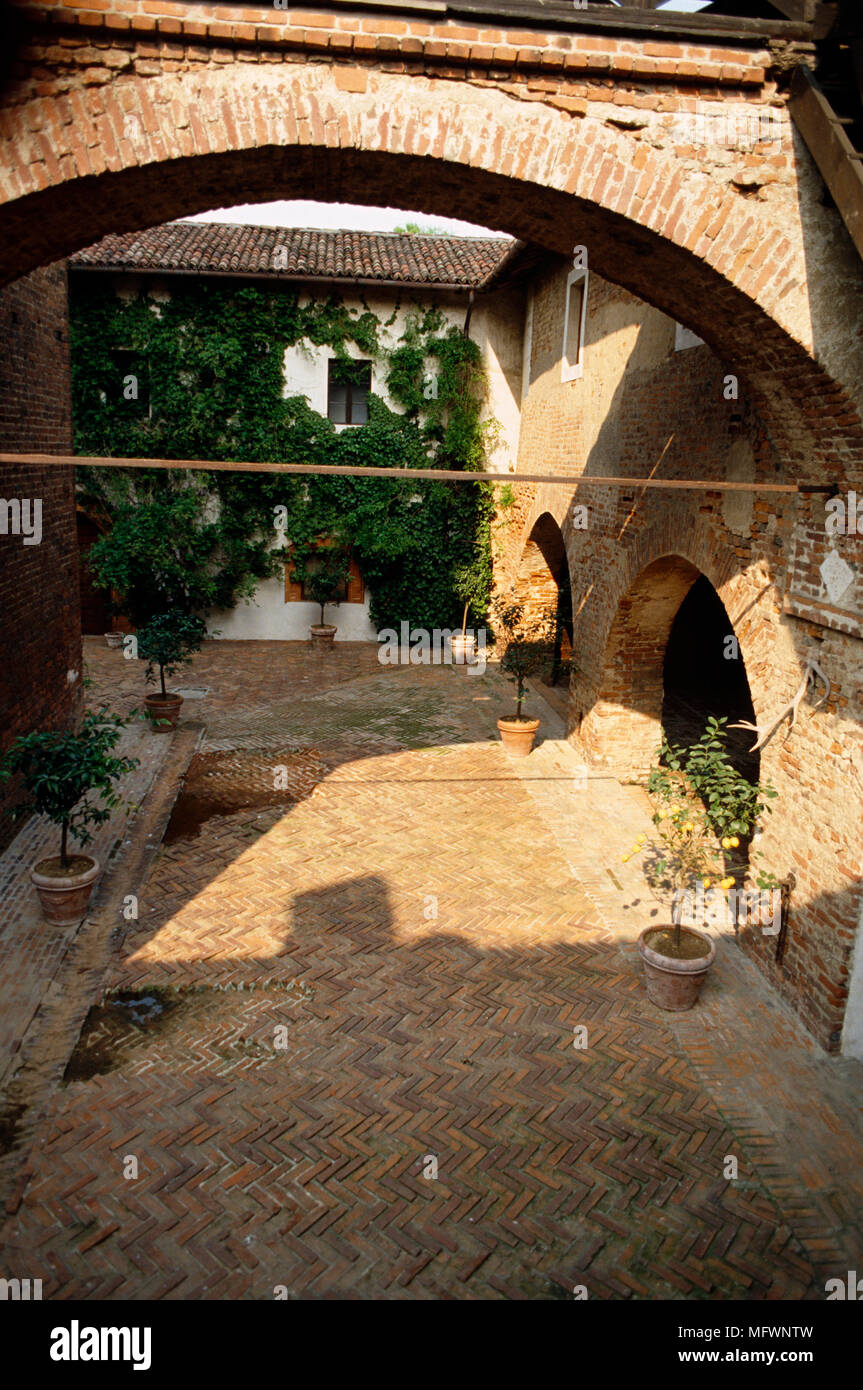 Paved courtyard hi-res stock photography and images - Alamy