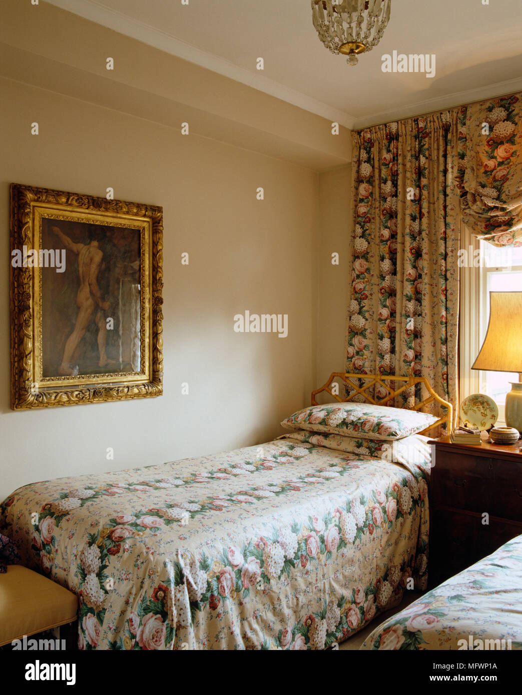 Pair of single beds with floral pattern bed linen Stock Photo - Alamy