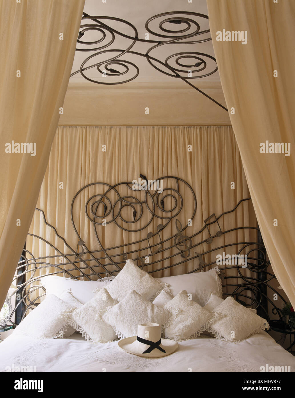 Ornate bed frame hi-res stock photography and images - Alamy